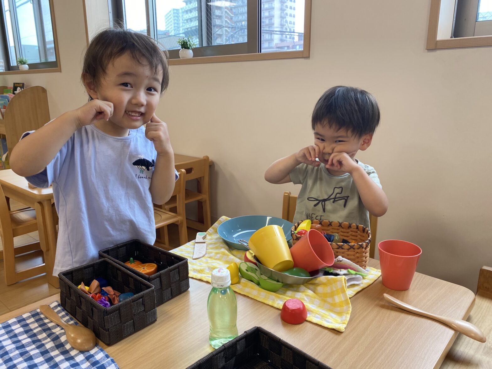 給食おいしいね（はな2くみ） – 「こころの花」ほいくえん